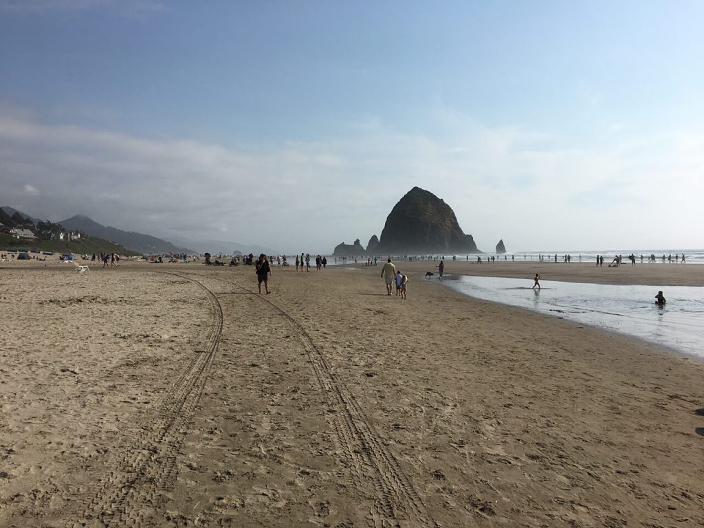 【映画グーニーズのロケ地】オレゴンで人気の高いリゾート地 「キャノンビーチ」で「ヘイスタック・ロック」を見に来た。 – bbp