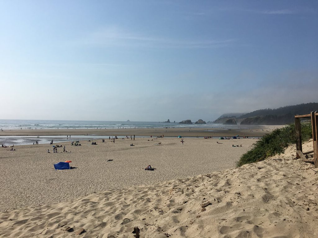 【映画グーニーズのロケ地】オレゴンで人気の高いリゾート地 「キャノンビーチ」で「ヘイスタック・ロック」を見に来た。 – bbp