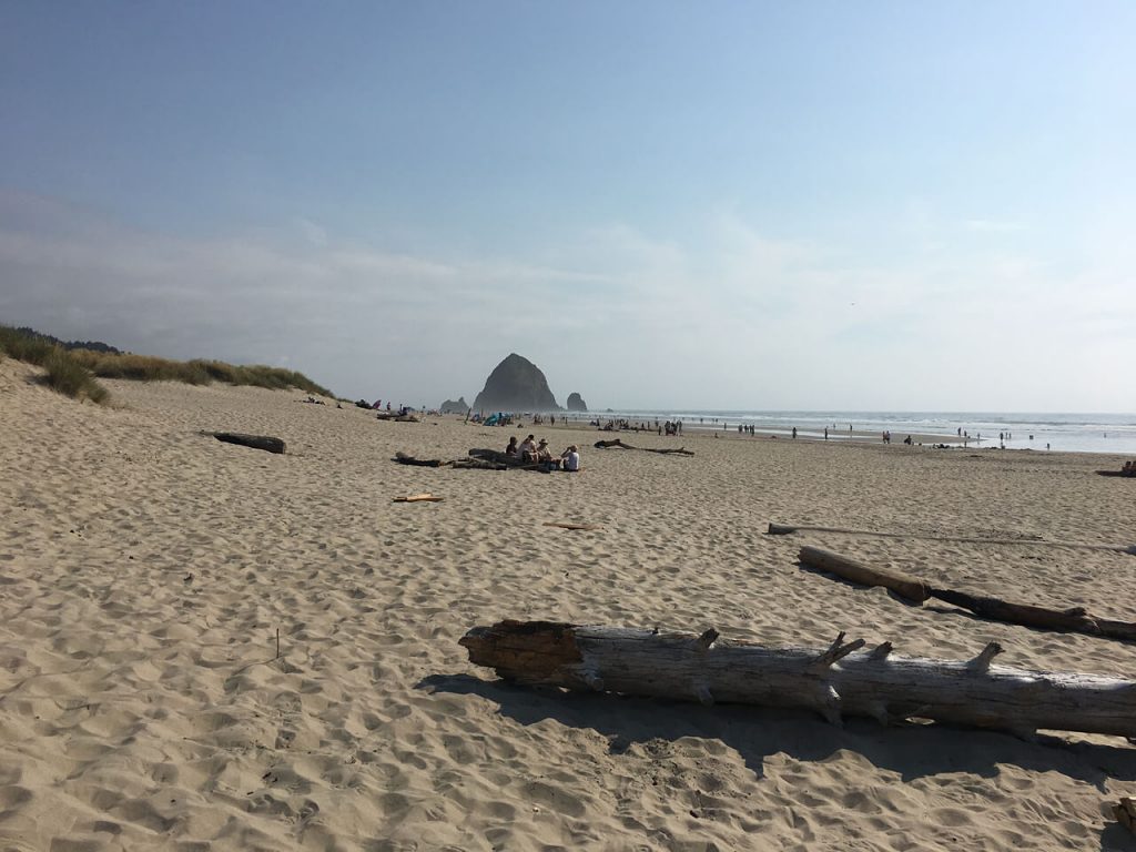 【映画グーニーズのロケ地】オレゴンで人気の高いリゾート地 「キャノンビーチ」で「ヘイスタック・ロック」を見に来た。 – bbp